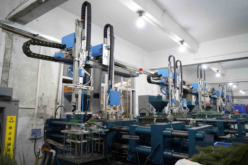 Robot Arm Kwa Ukingo wa Sindano ya PE Huacha Uzalishaji - PLASTIKI MOJA