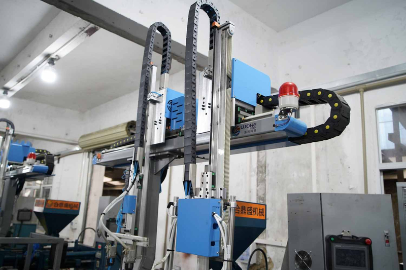 Robot Arm Kwa Ukingo wa Sindano ya PE Huacha Uzalishaji - PLASTIKI MOJA