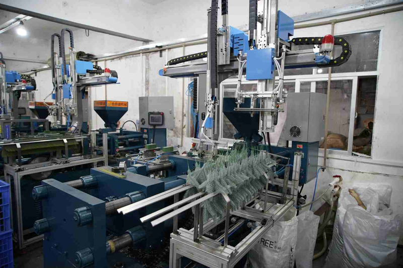 Robot Arm Kwa Ukingo wa Sindano ya PE Huacha Uzalishaji - PLASTIKI MOJA